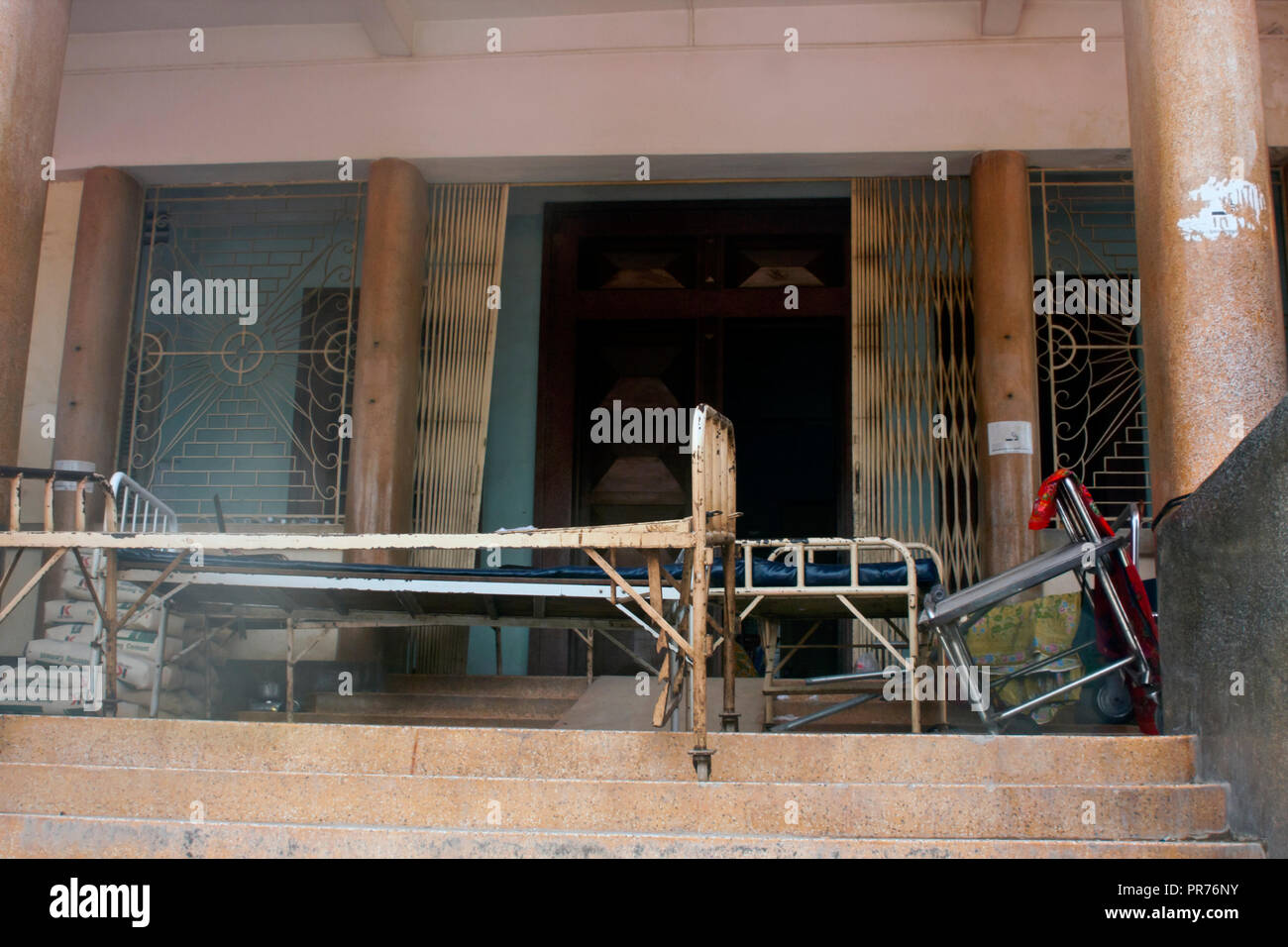 Run down hospital hi-res stock photography and images - Alamy