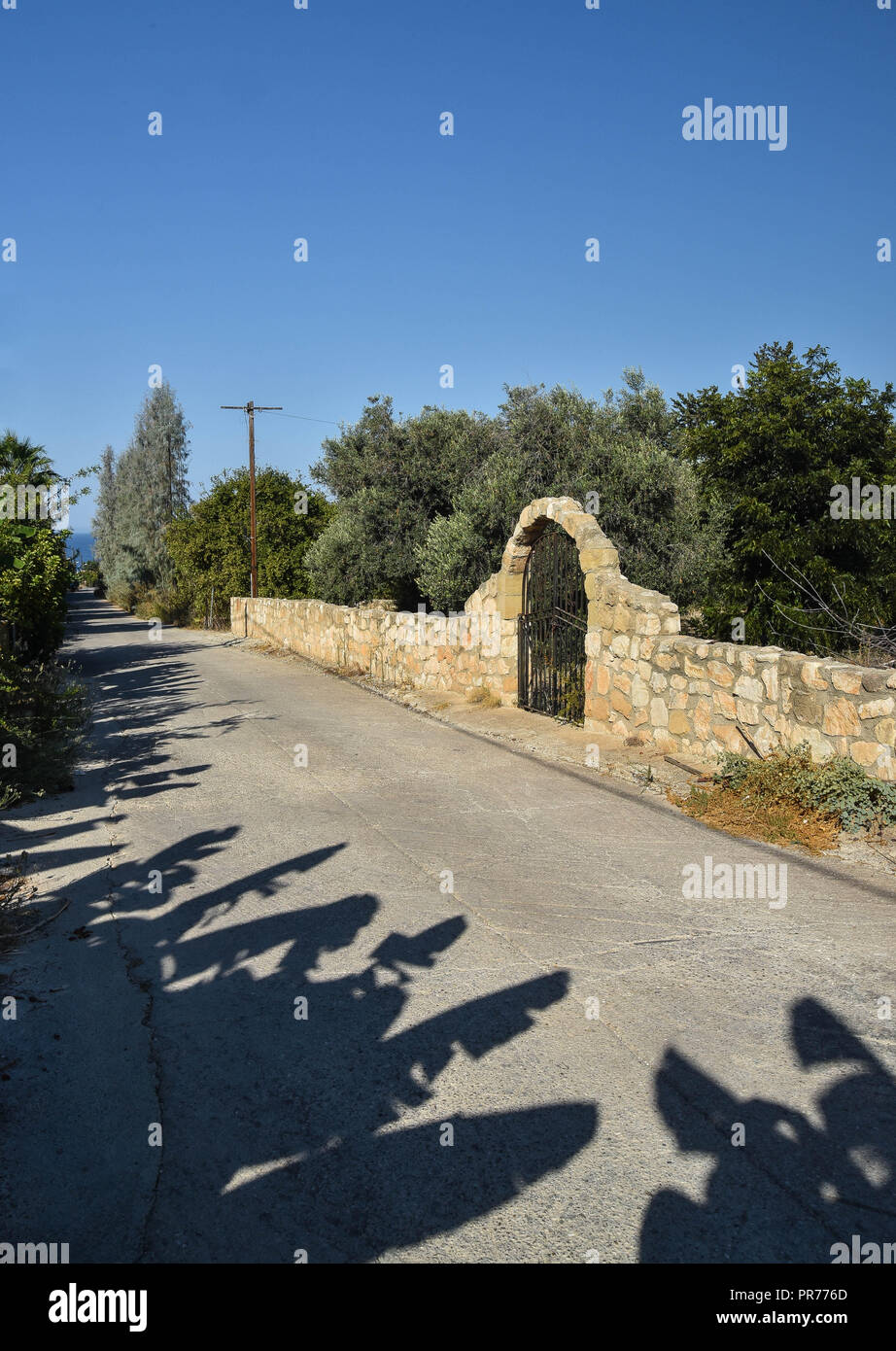 Wide stone archway hi-res stock photography and images - Alamy