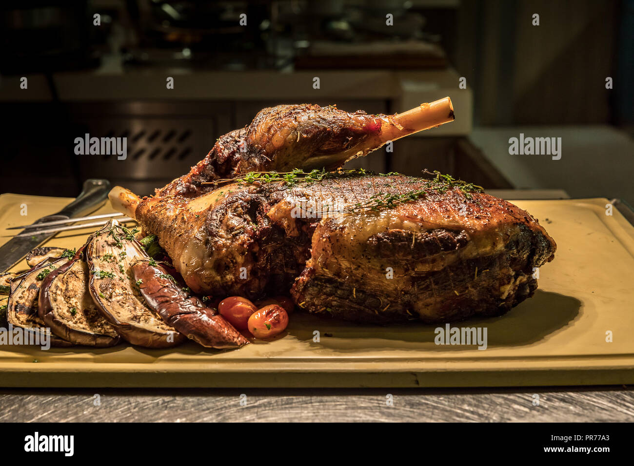 Carving joint of lamb hi-res stock photography and images - Alamy