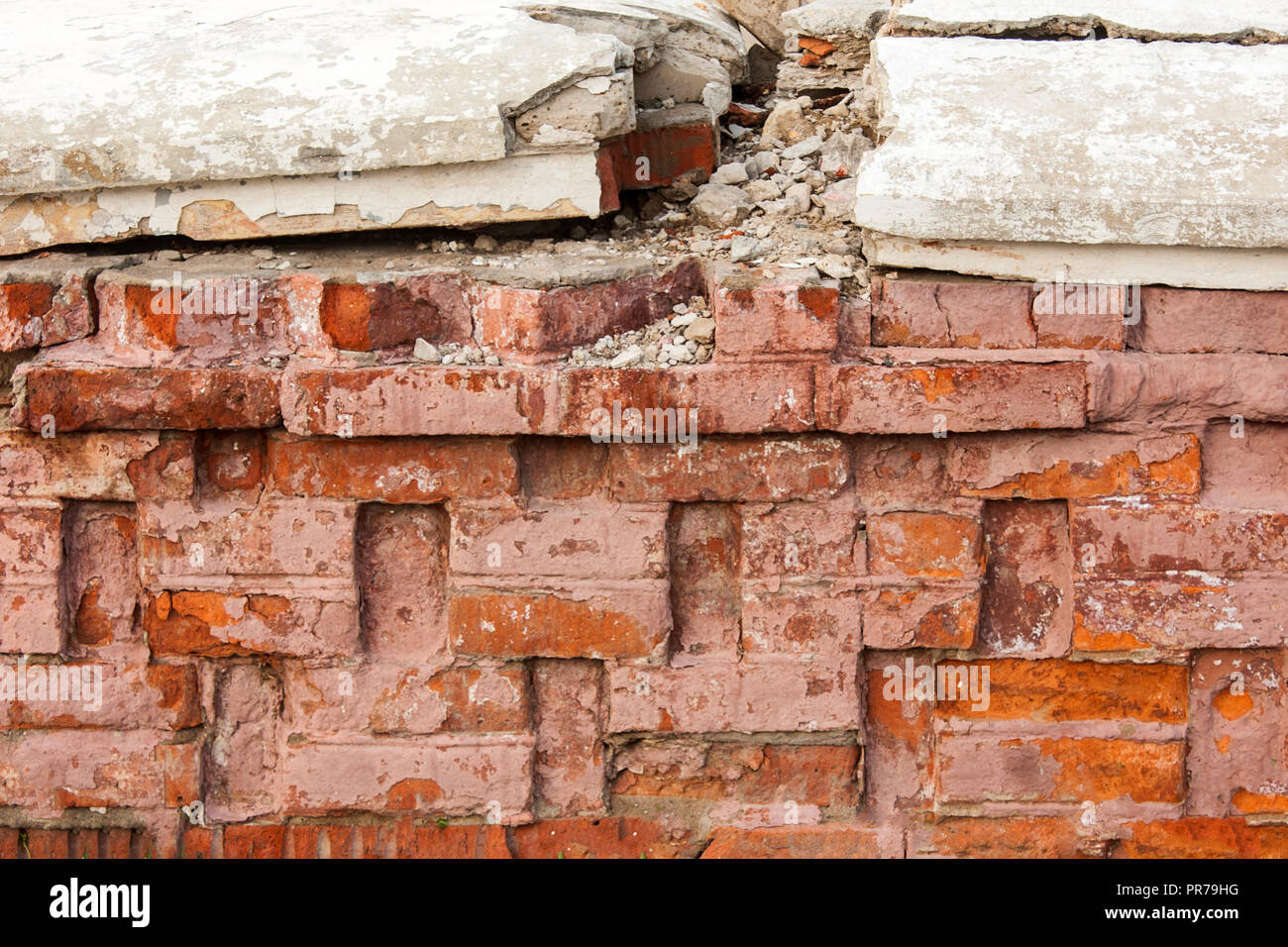 Broken wall of red brick Stock Photo - Alamy