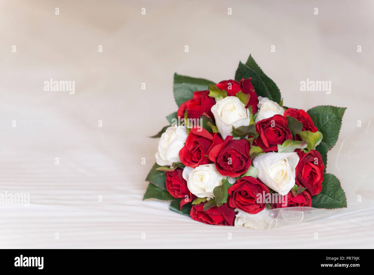 Bouquet of red and white roses UK Stock Photo - Alamy