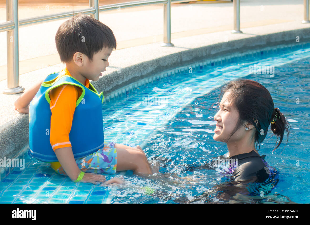 Swimming lessons kids hi-res stock photography and images - Alamy