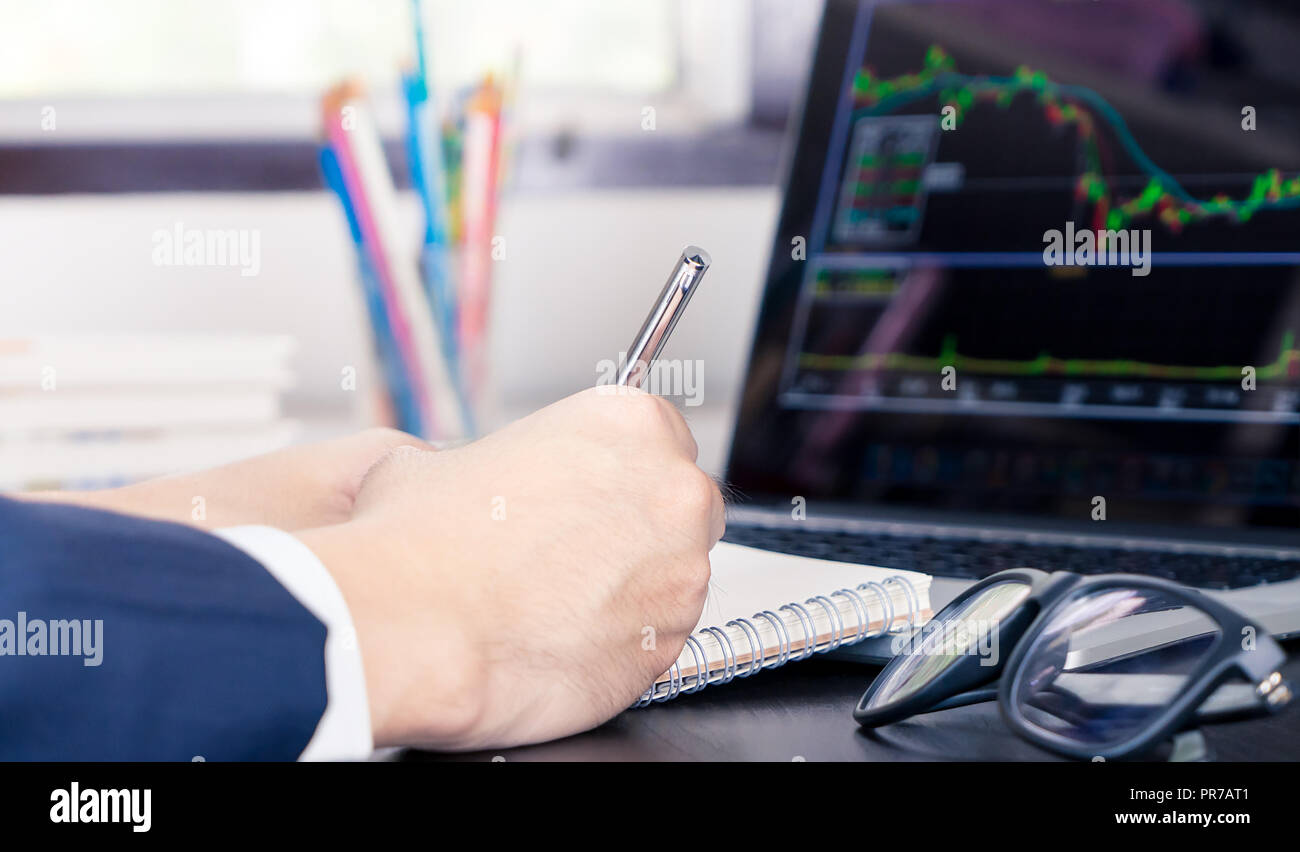 Graph on computer screen hi-res stock photography and images - Alamy