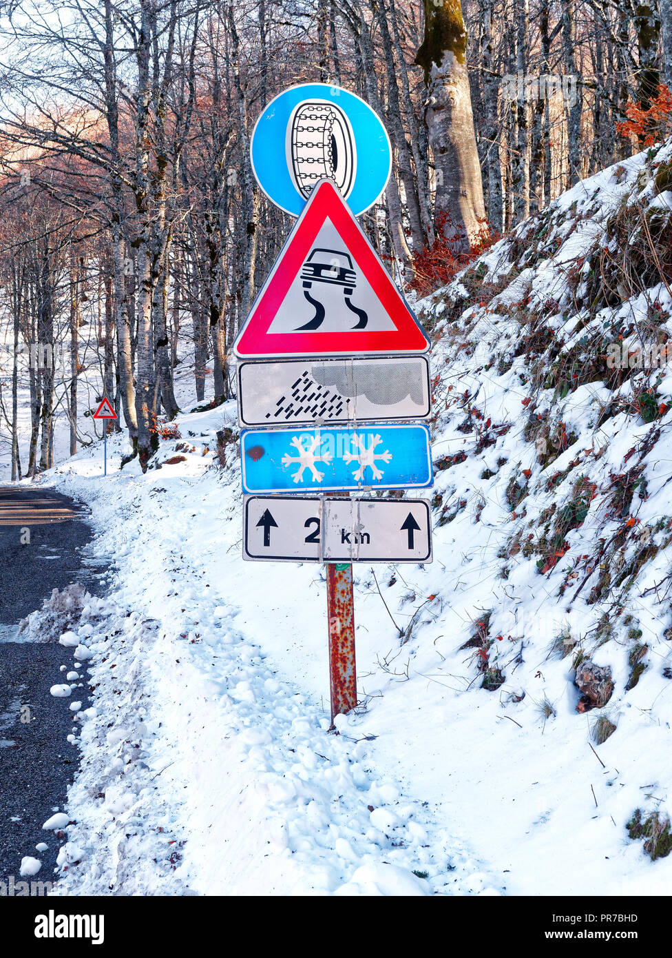 Warning Sign Road Snow Mountain road Stock Photo - Alamy