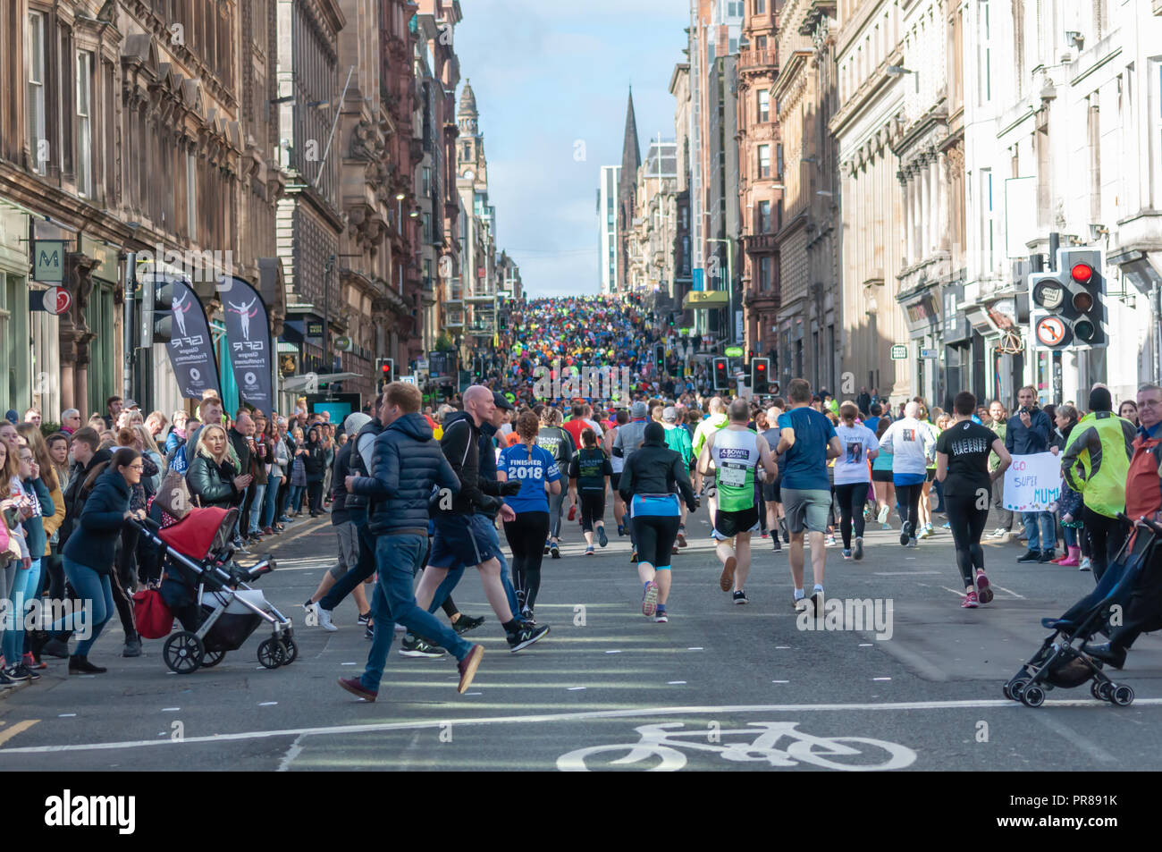 Glasgow, Scotland, UK. 30th September, 2018. Runners on the climb up St ...
