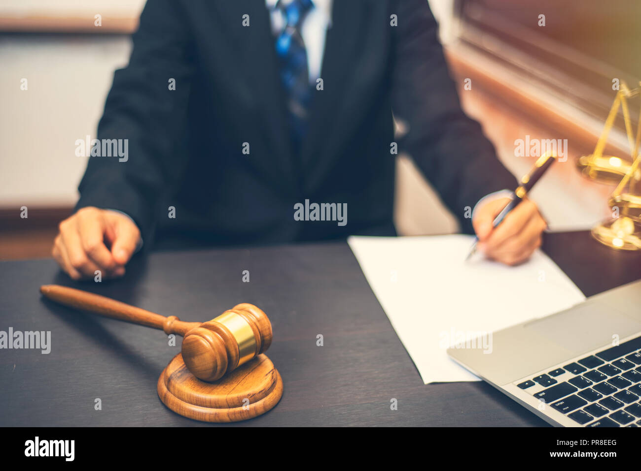 Judge in courtroom hi-res stock photography and images - Alamy