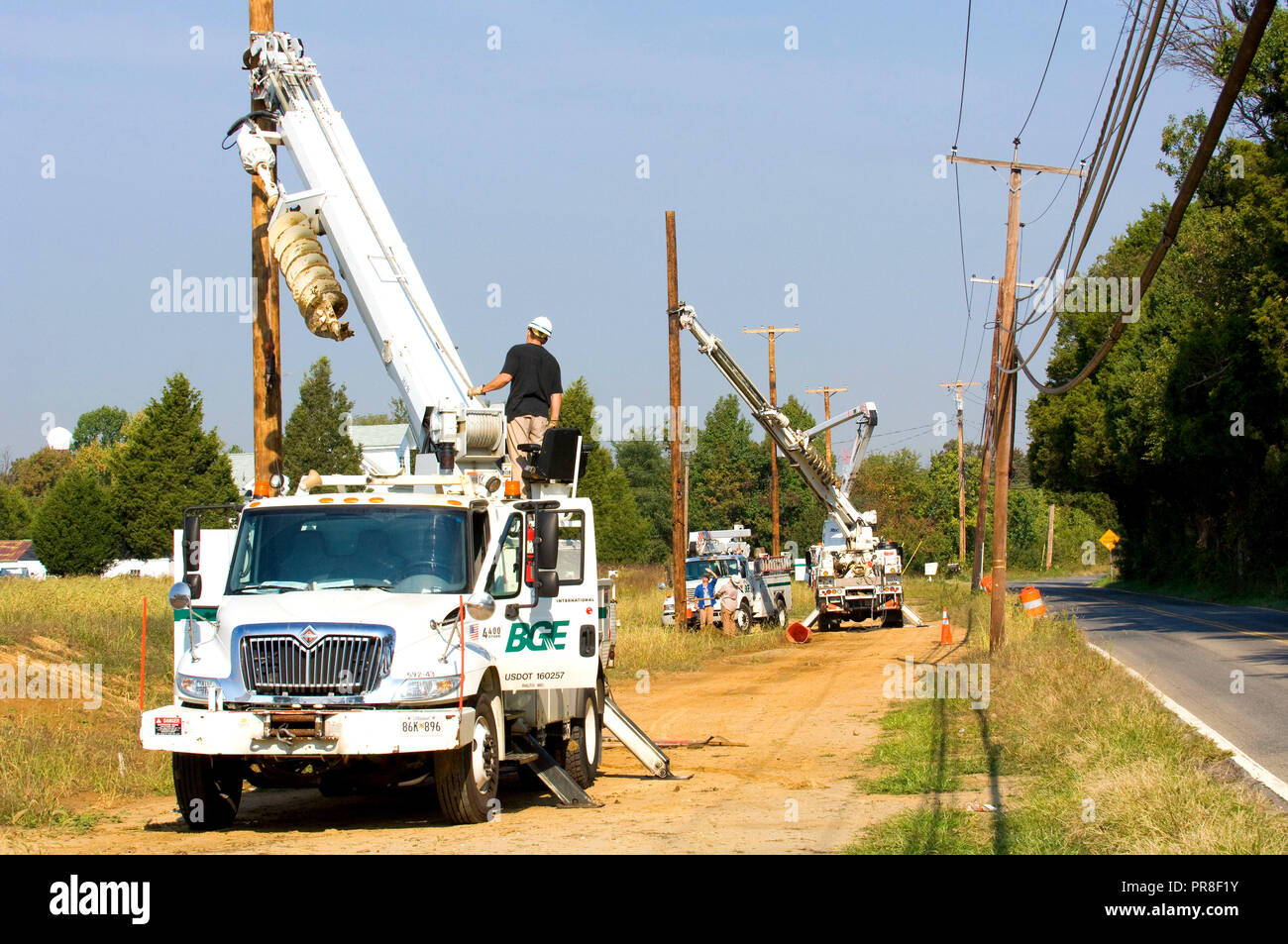 Utility poll workers hi-res stock photography and images - Alamy
