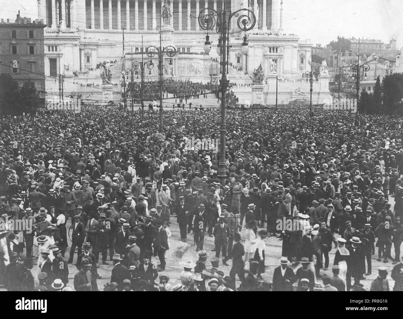 King vitor emmanual monument 1918 hi-res stock photography and images ...