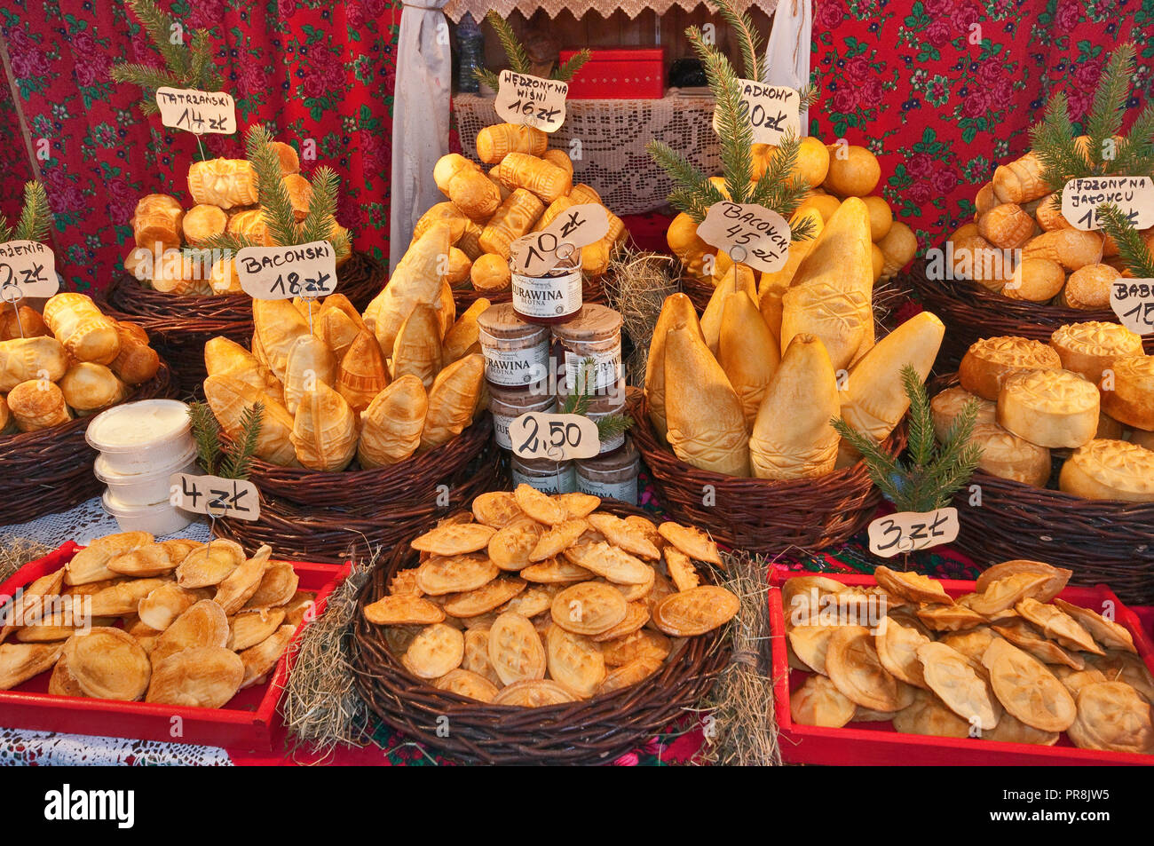 Street food display hi-res stock photography and images - Alamy