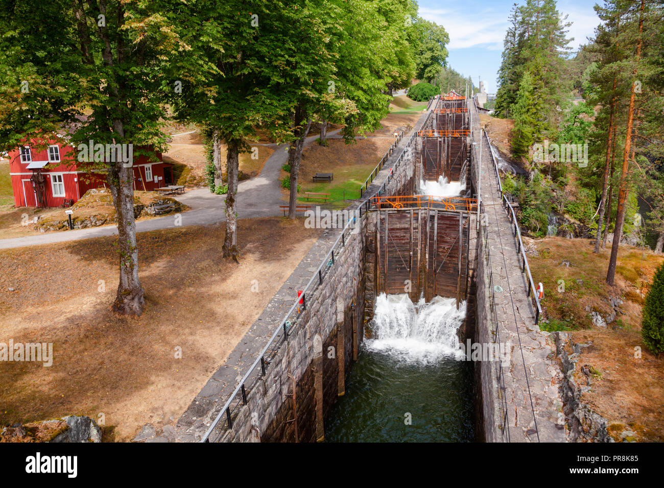 Waterway rural lock boating hi-res stock photography and images - Alamy