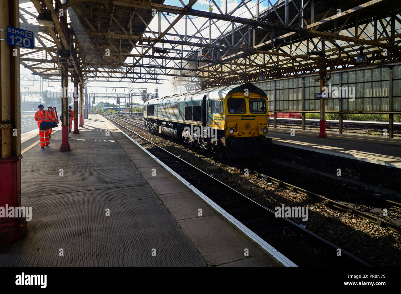 Crewe railway station hi-res stock photography and images - Alamy