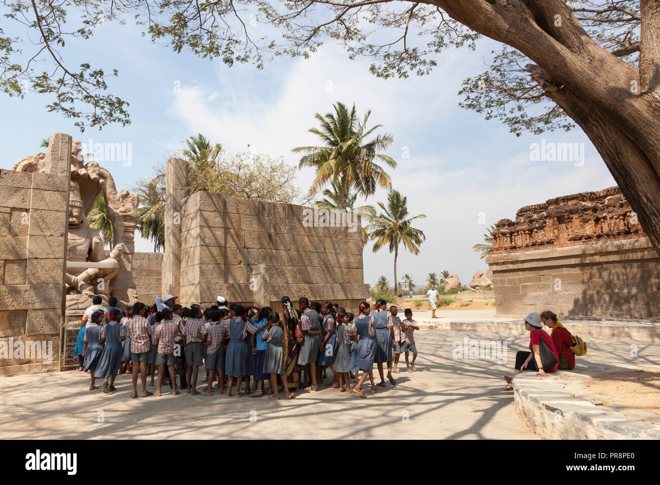 Indian girls at temple hi-res stock photography and images - Alamy