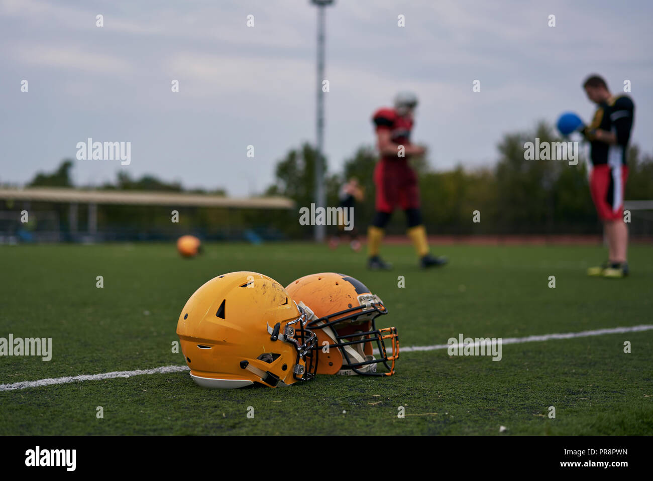 American football players at the stadium Stock Photo - Alamy