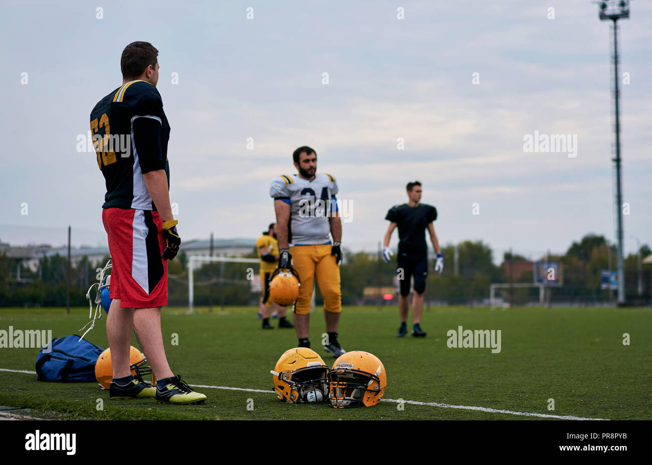 Male playing football stadium hi-res stock photography and images - Alamy