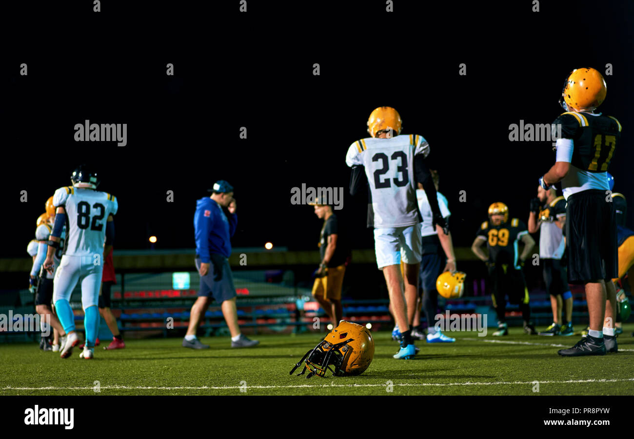 American football players at the stadium Stock Photo - Alamy