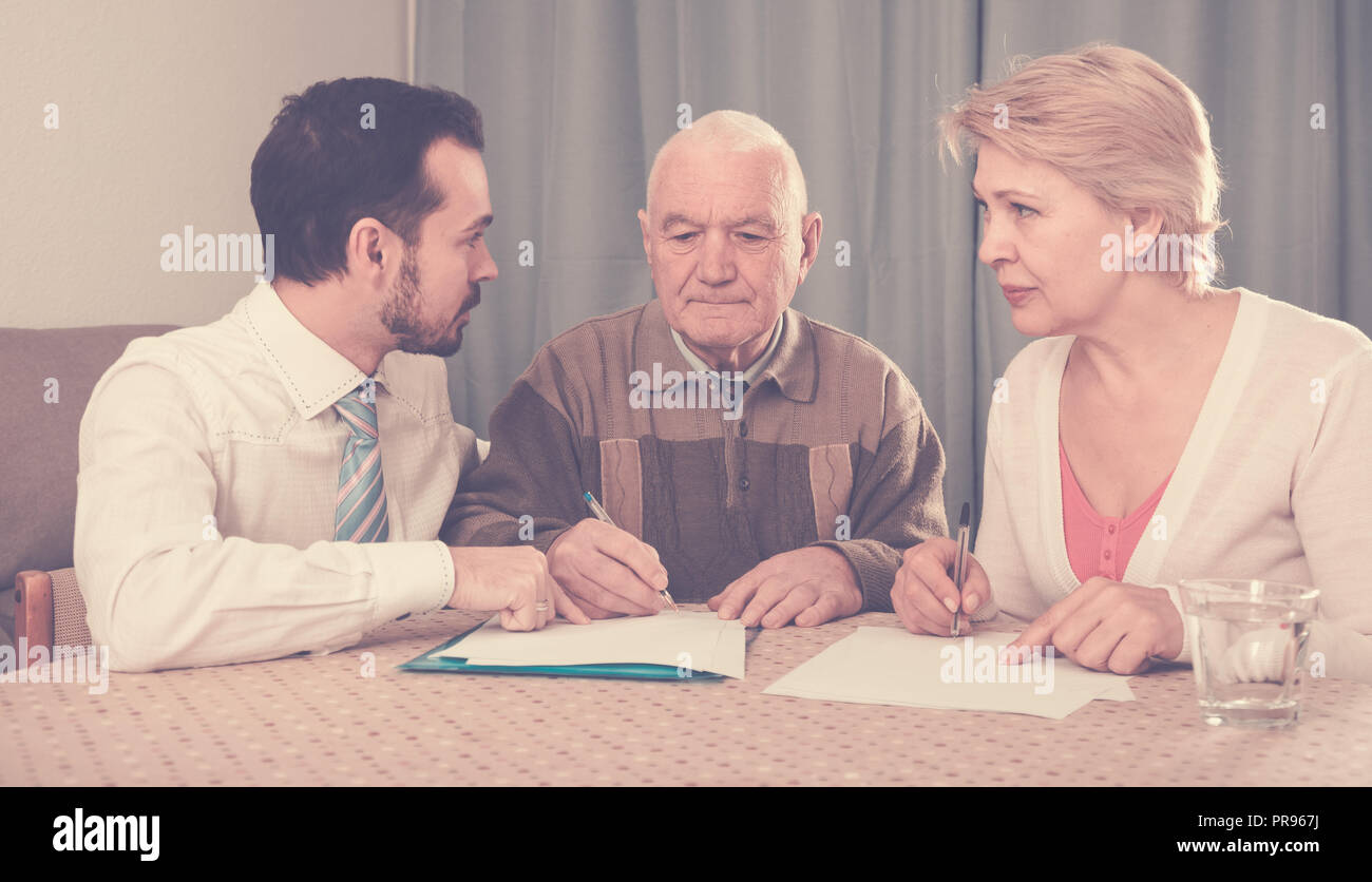 Father signing contract hi-res stock photography and images - Alamy