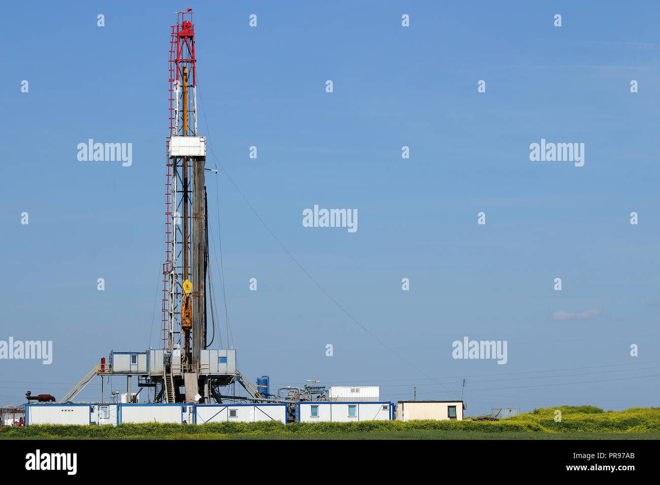 land oil drilling rig on oilfield mining industry Stock Photo - Alamy