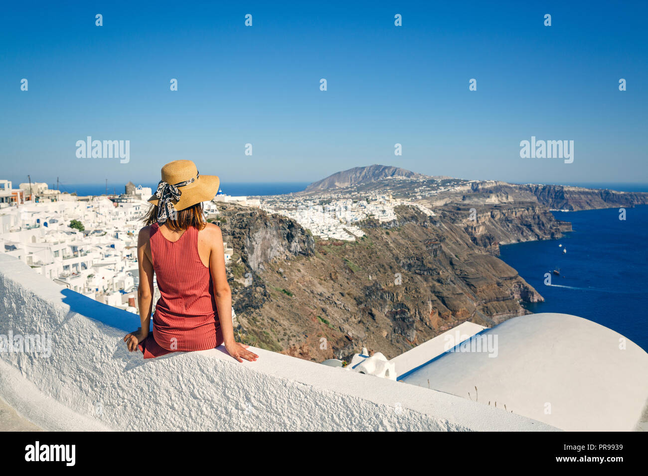 Santorini woman hi-res stock photography and images - Alamy