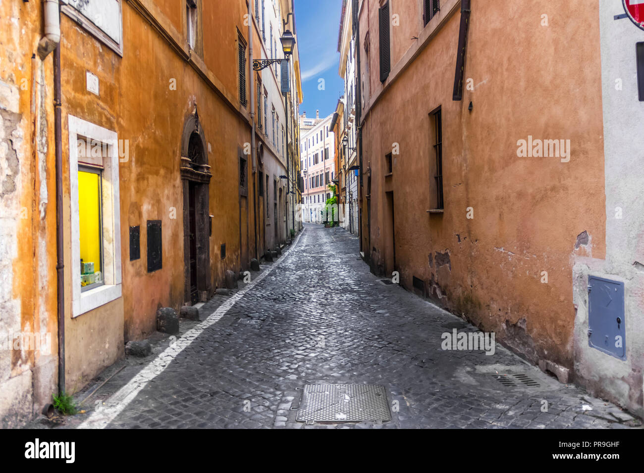 Empty italian street hi-res stock photography and images - Alamy