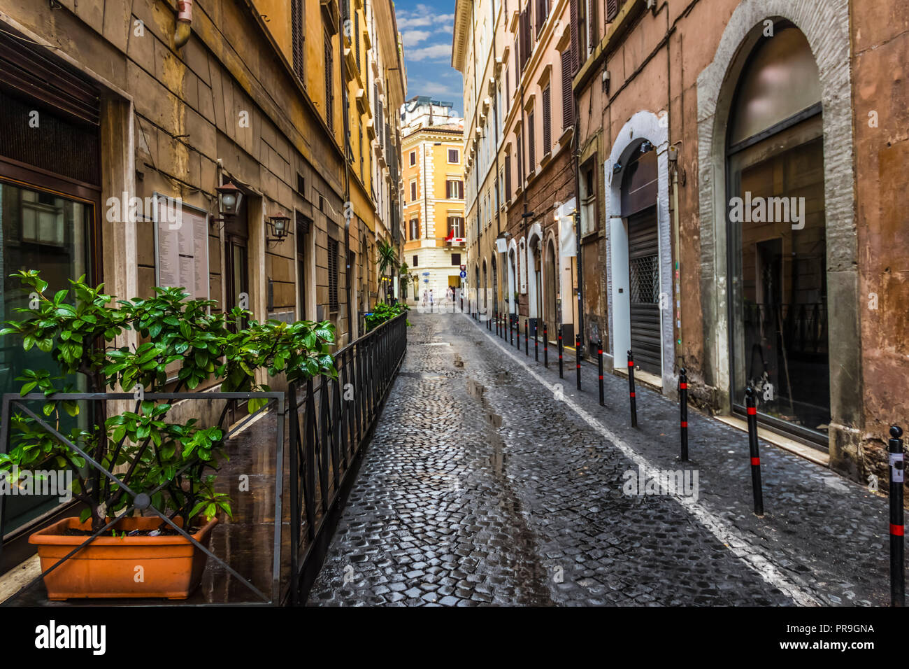 Empty italian street hi-res stock photography and images - Alamy