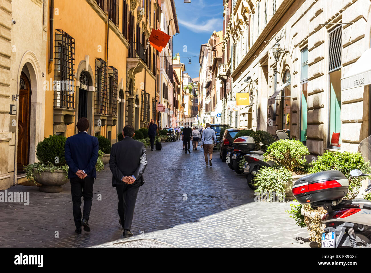 Rome/Italy - August 27, 2018: Busy Roman Street with Fashionable City ...