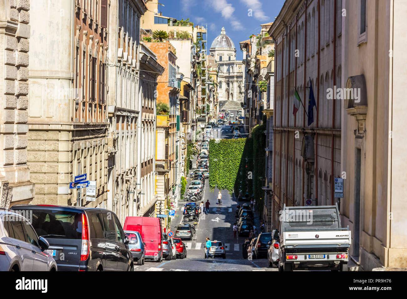 Busy italian street hi-res stock photography and images - Alamy