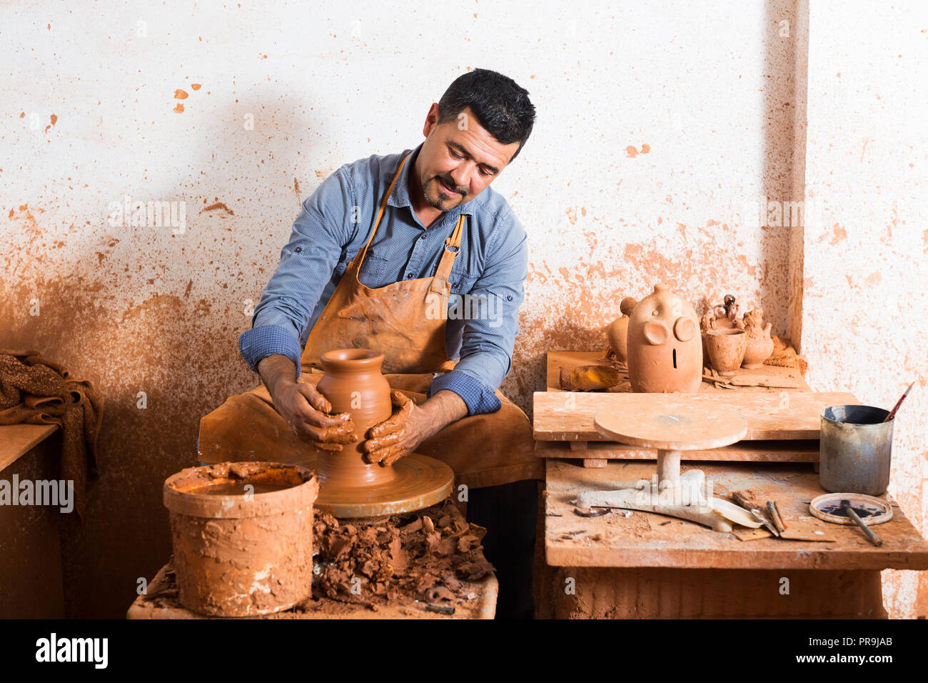 Male potter using pottery wheel hi-res stock photography and images - Alamy