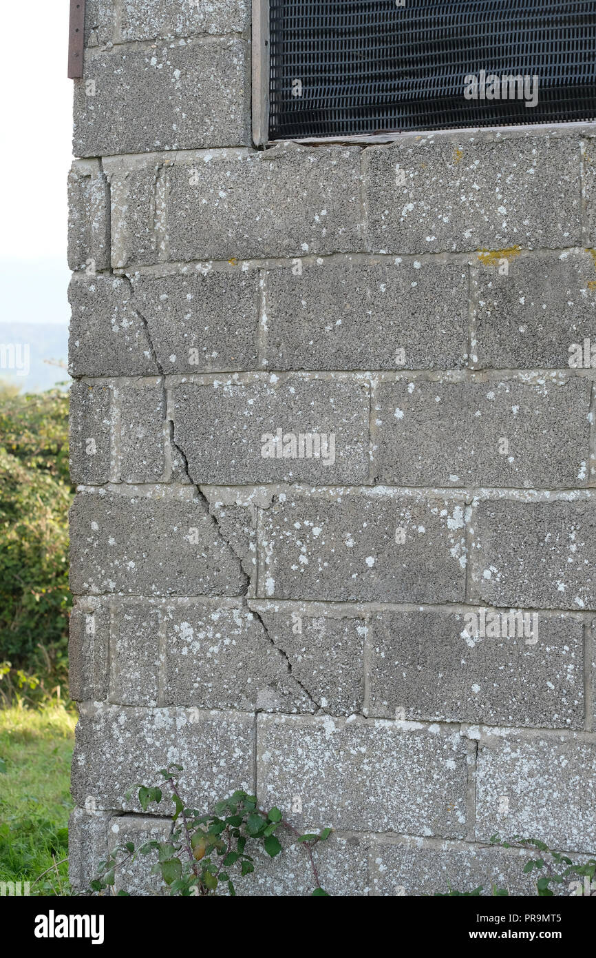 September 2018 - Failing blockwork wall cracking structure Stock Photo ...