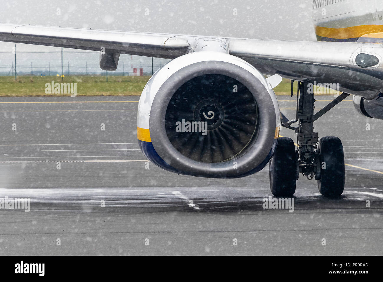 Jet aircraft engine starting hi-res stock photography and images - Alamy