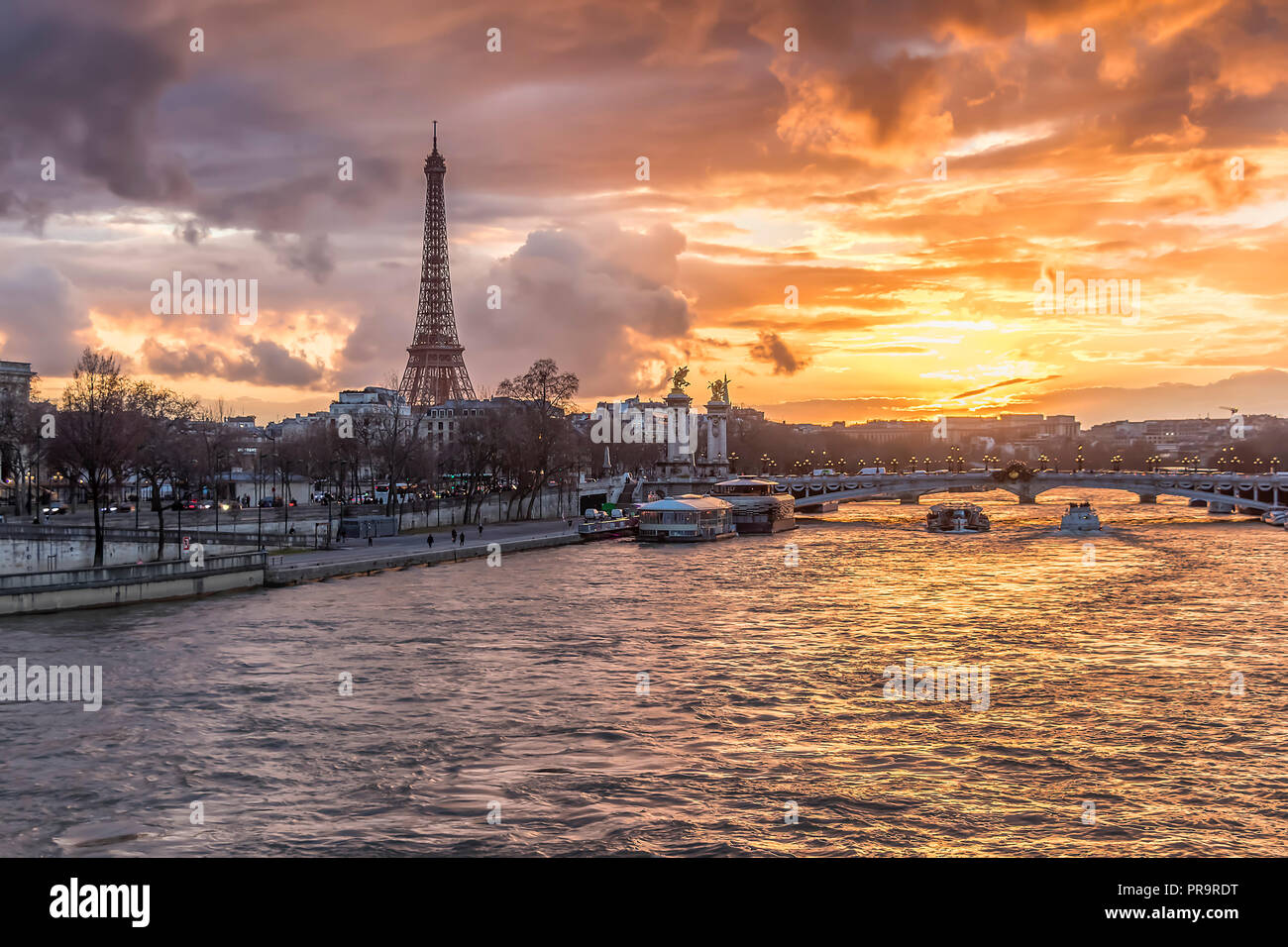 Seine with eiffel tower hi-res stock photography and images - Alamy