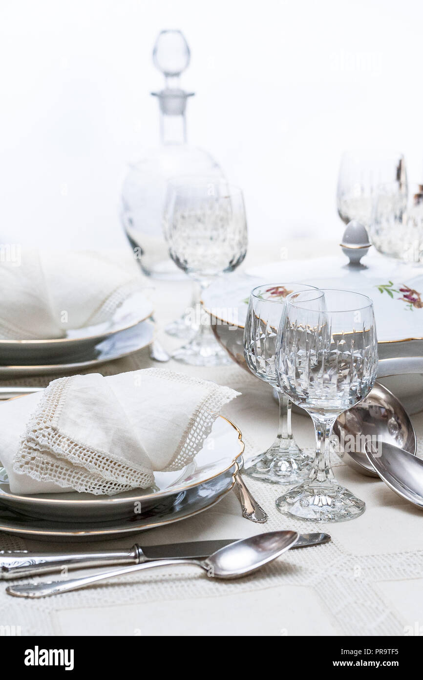 Porcelain china dinner set hi-res stock photography and images - Alamy
