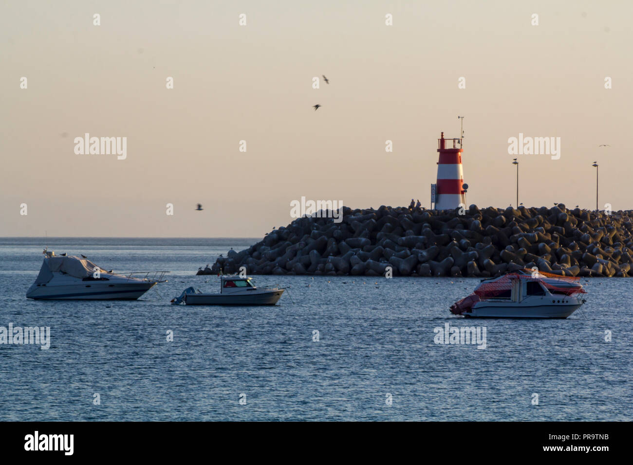 Lighthouse sea boats hi-res stock photography and images - Alamy