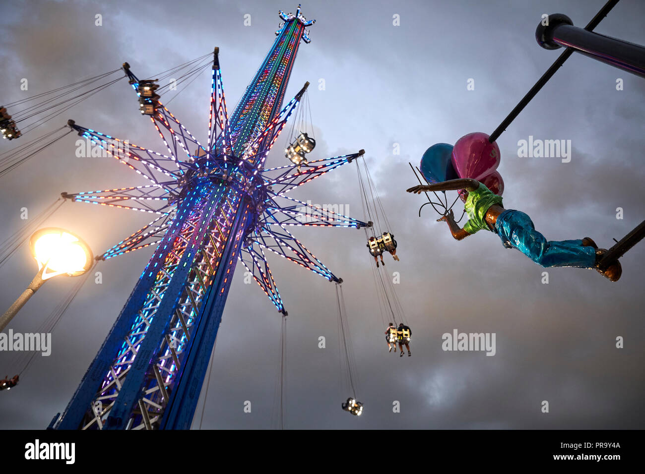 Funfair rides at night fall in orlando Stock Photo - Alamy