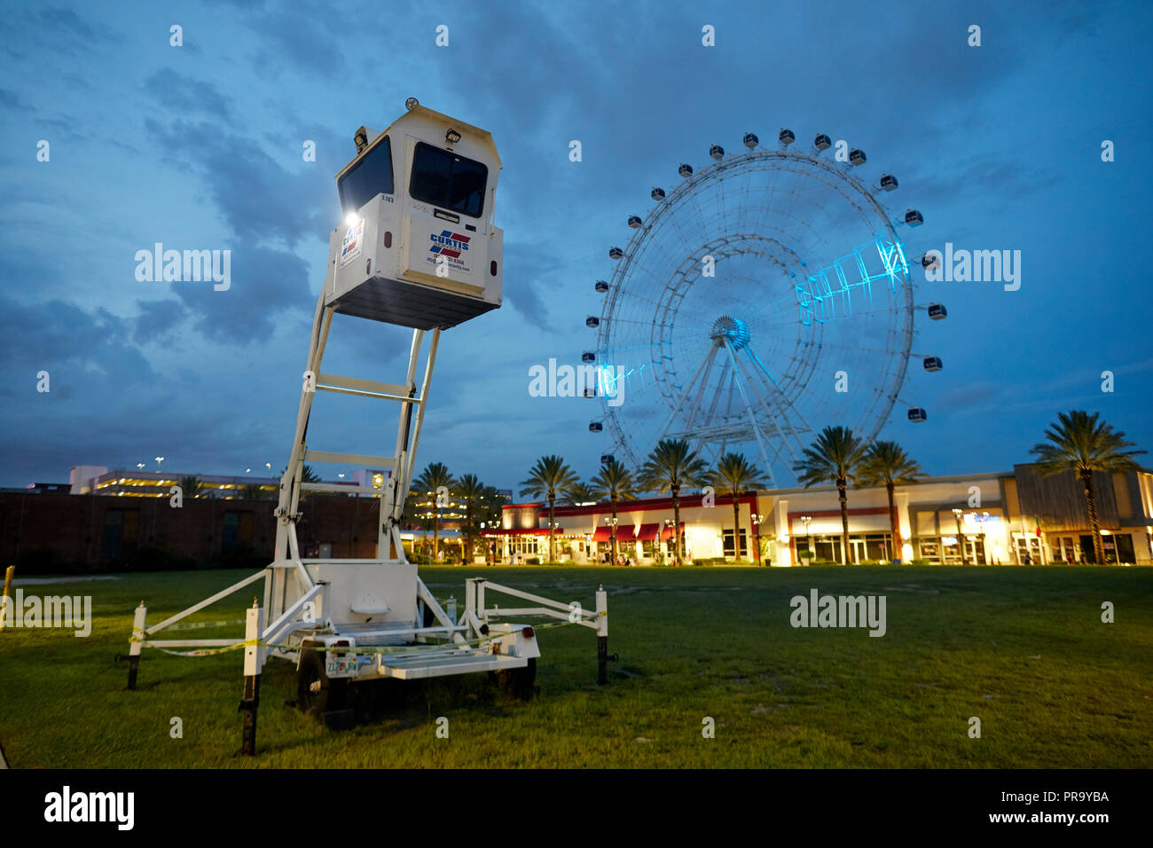 Ferris Wheel Funfair rides at night fall in orlando Stock Photo - Alamy
