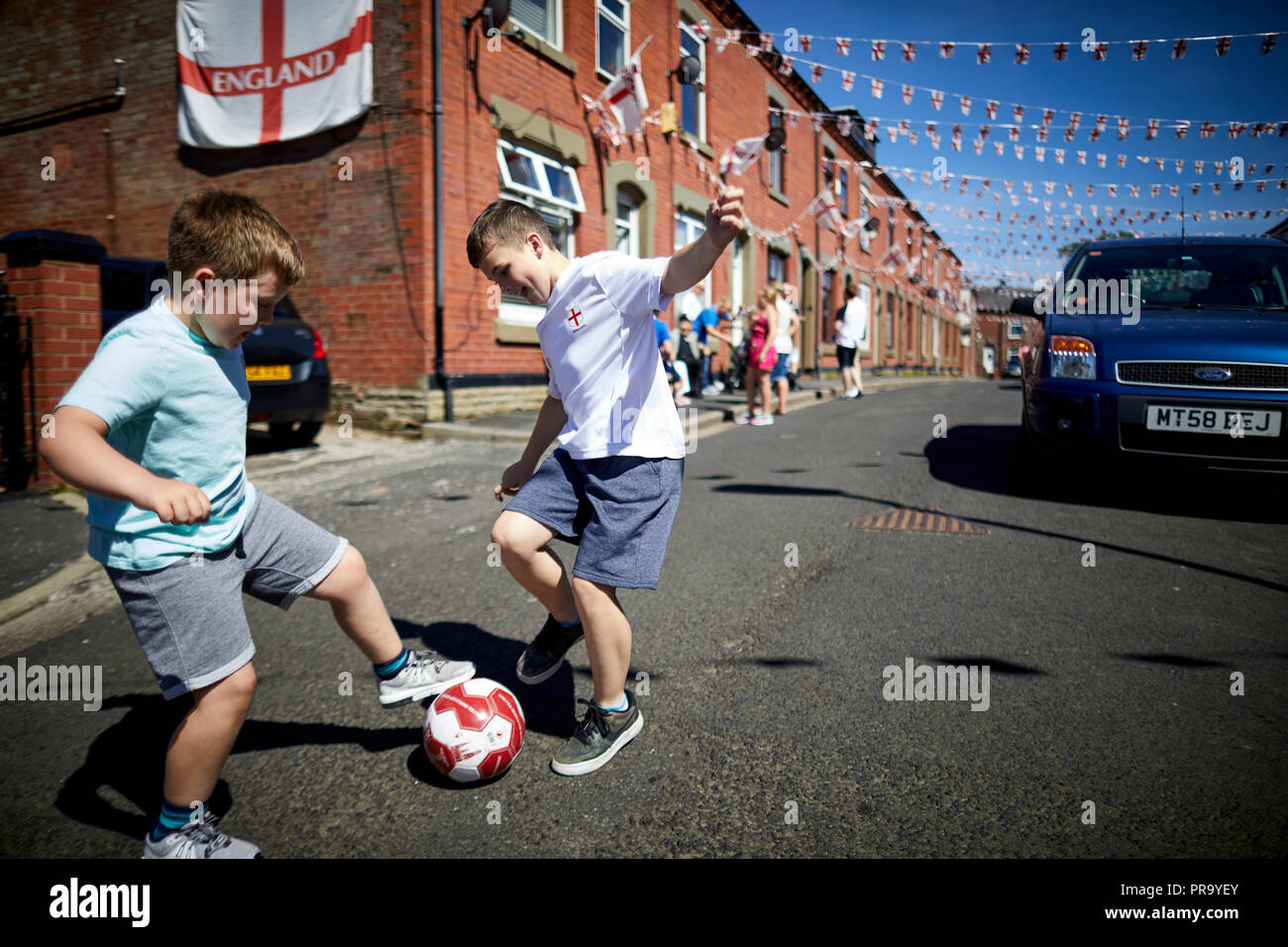 Kids playing street football britain hi-res stock photography and ...