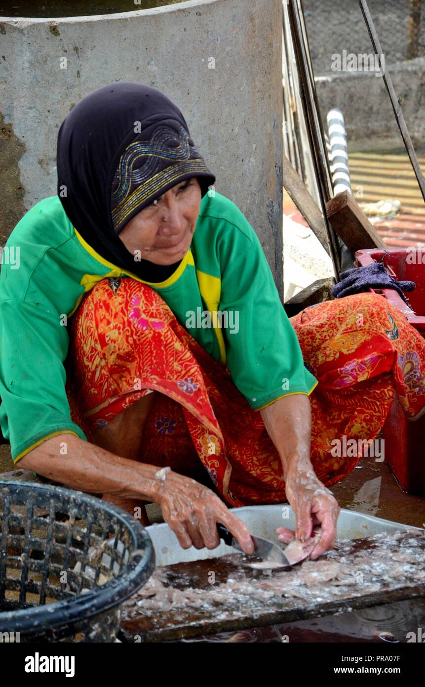 Malay woman in headscarf hi-res stock photography and images - Alamy