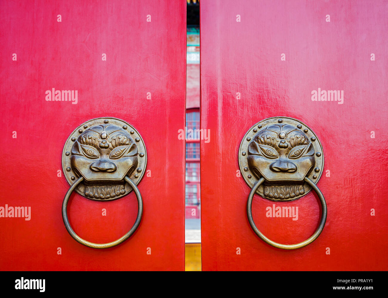 Old palace entrance gate door hi-res stock photography and images - Alamy