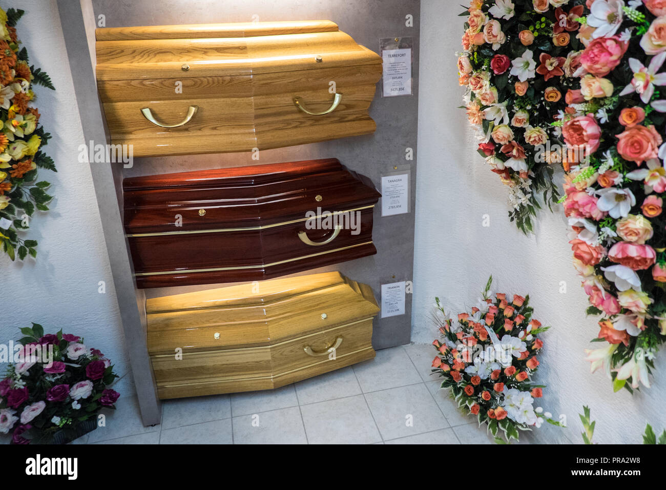 Funeral directors shop hi-res stock photography and images - Alamy