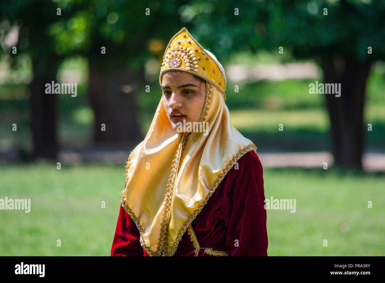 Traditional clothes iran hi-res stock photography and images - Alamy