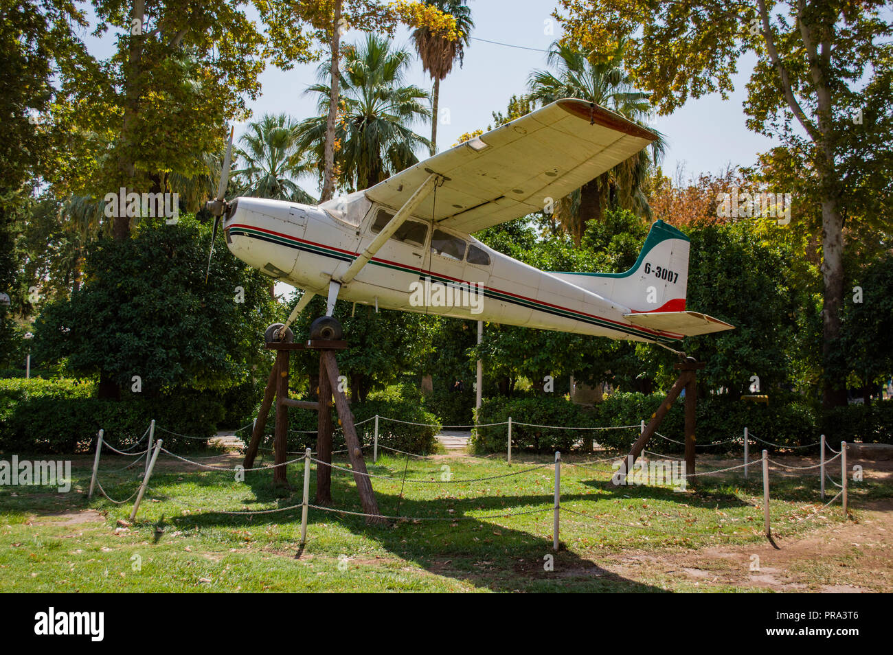 Persian model hi-res stock photography and images - Alamy