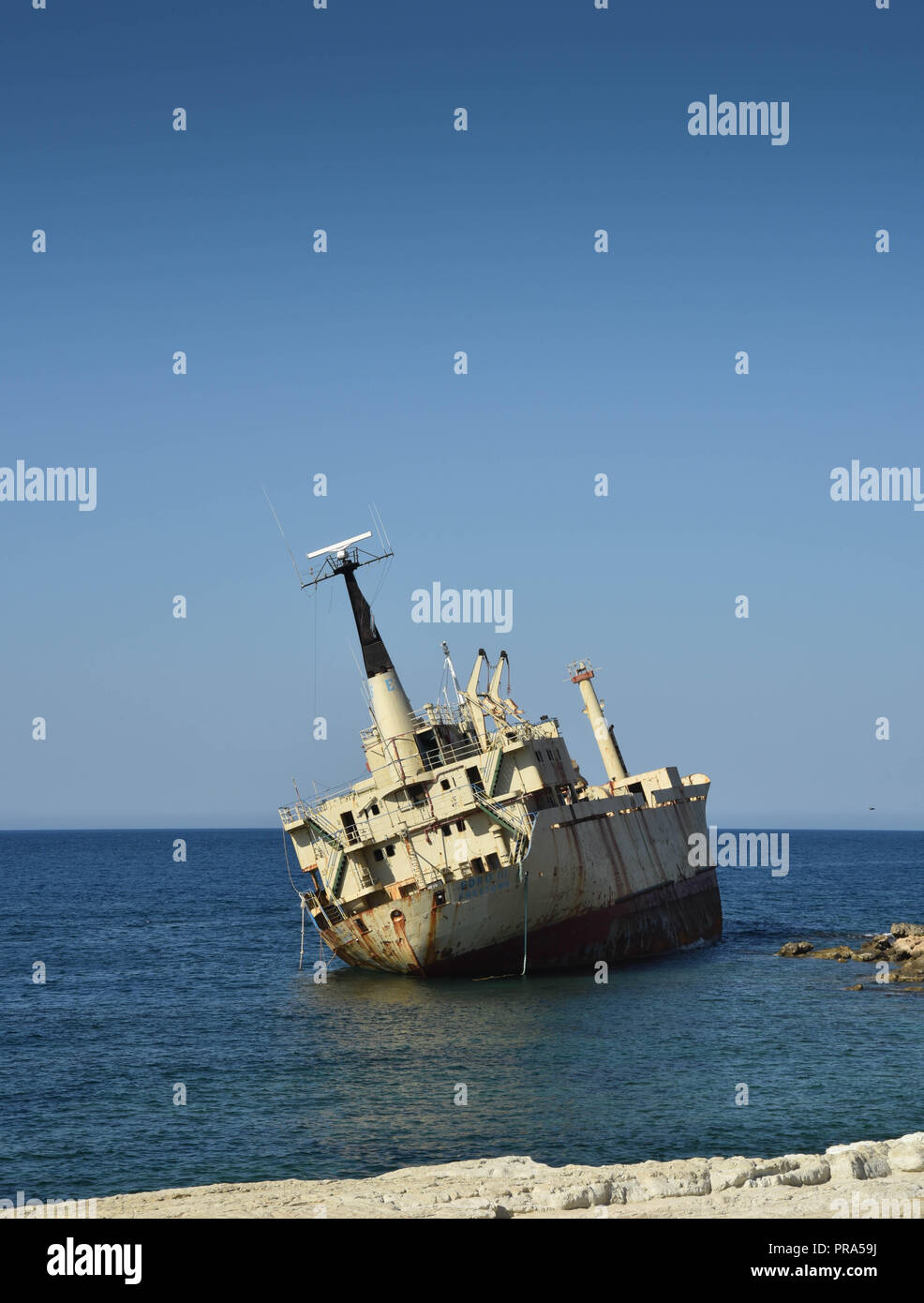 Ship on the rocks hi-res stock photography and images - Alamy