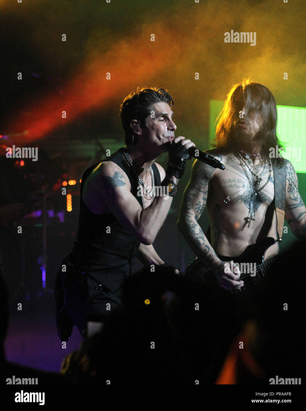 Perry Farrell (L) and Dave Navarro with Jane's Addiction performs in ...