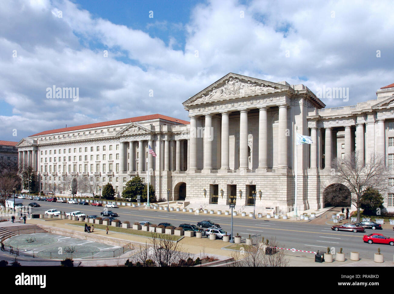 2007 - EPA building in Washington D.C. and street traffic Stock Photo ...