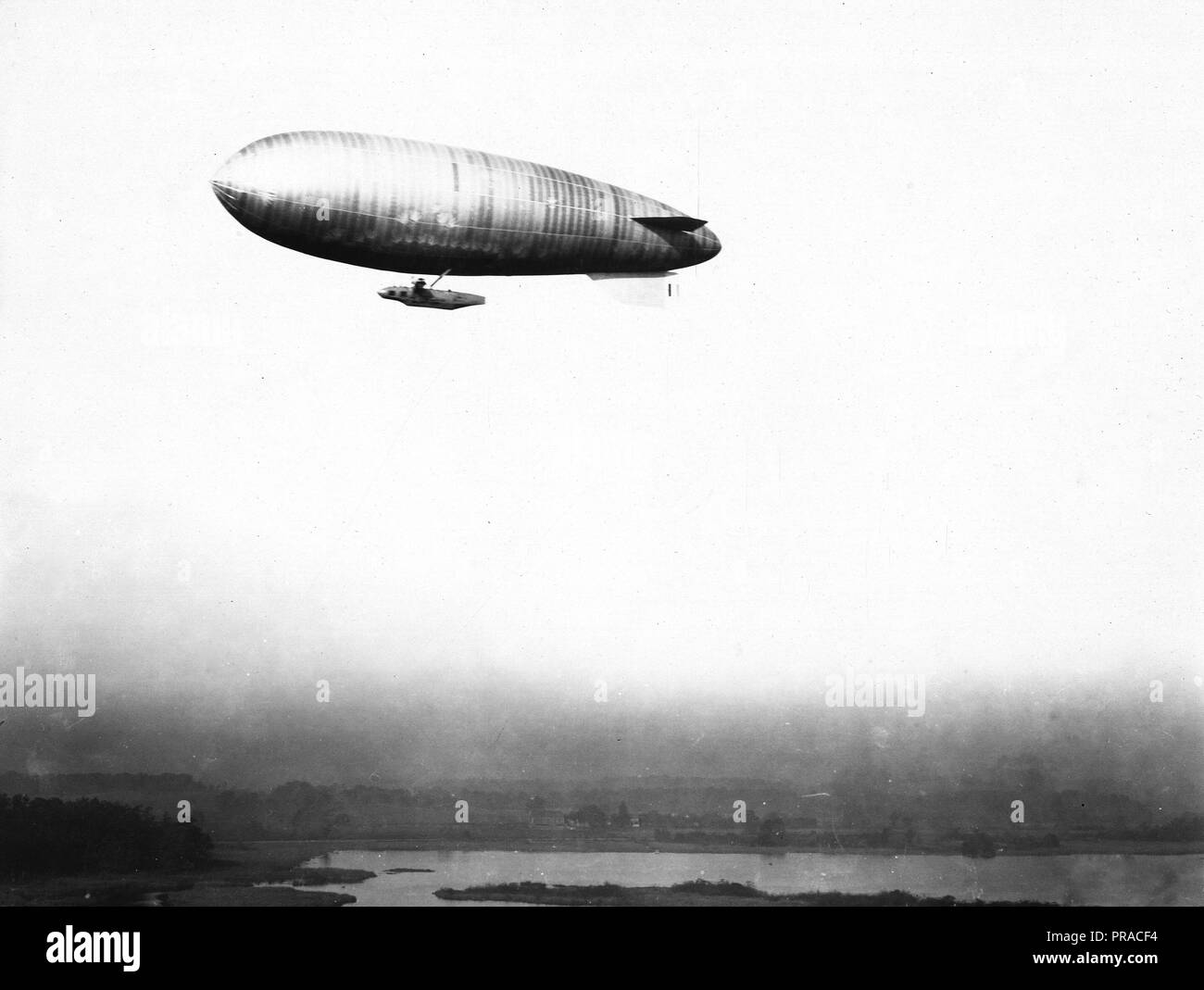 Airship world war 1 hi-res stock photography and images - Alamy