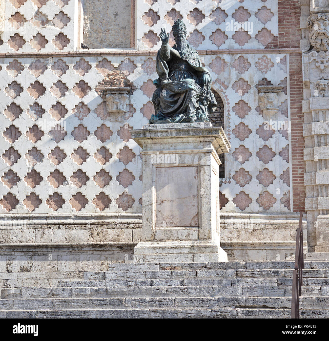 Pope bronze statue hi-res stock photography and images - Alamy