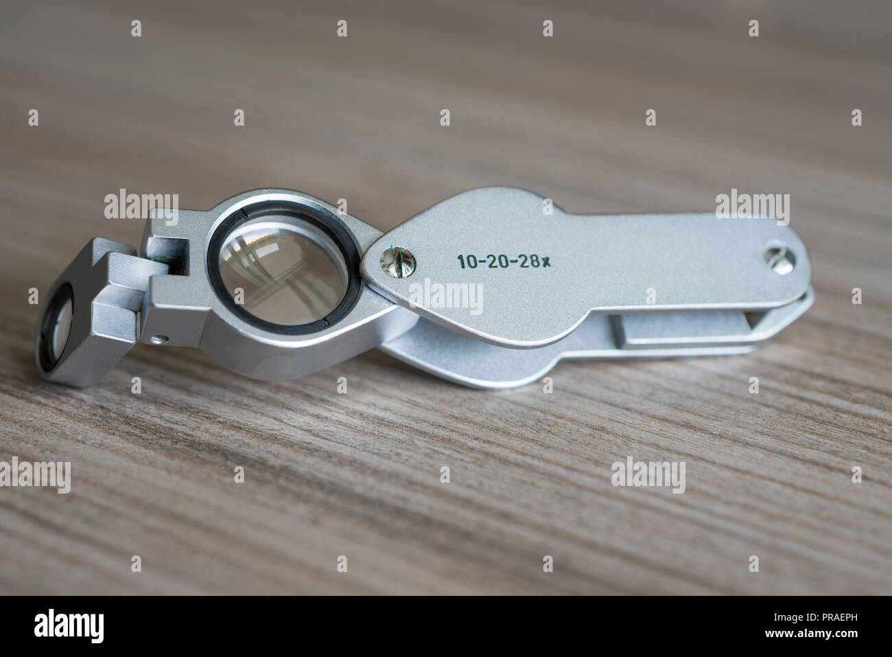 Diamond magnifying glass hi-res stock photography and images - Alamy