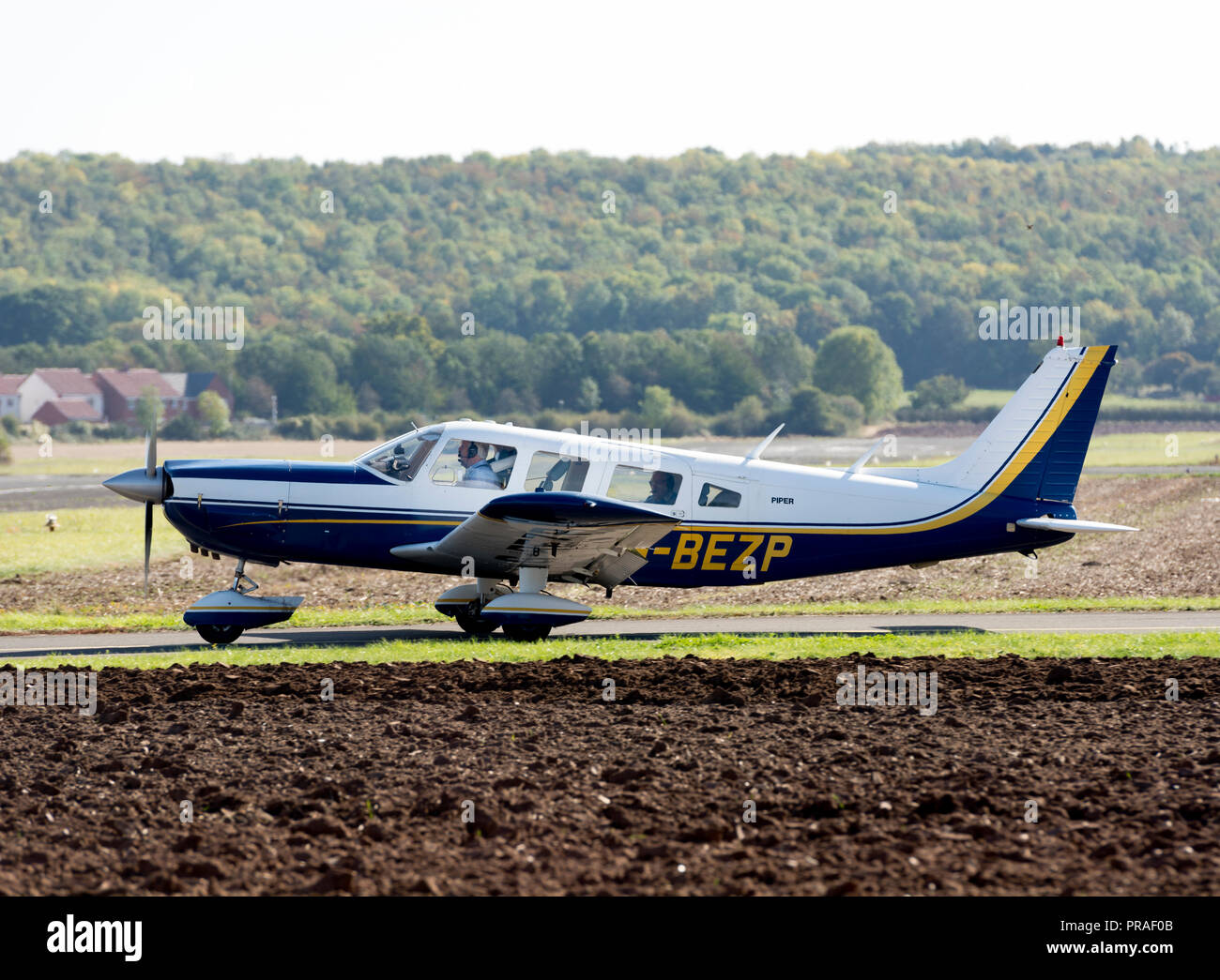 Piper PA-32-300 Cherokee Six at Wellesbourne Airfield, Warwickshire, UK ...