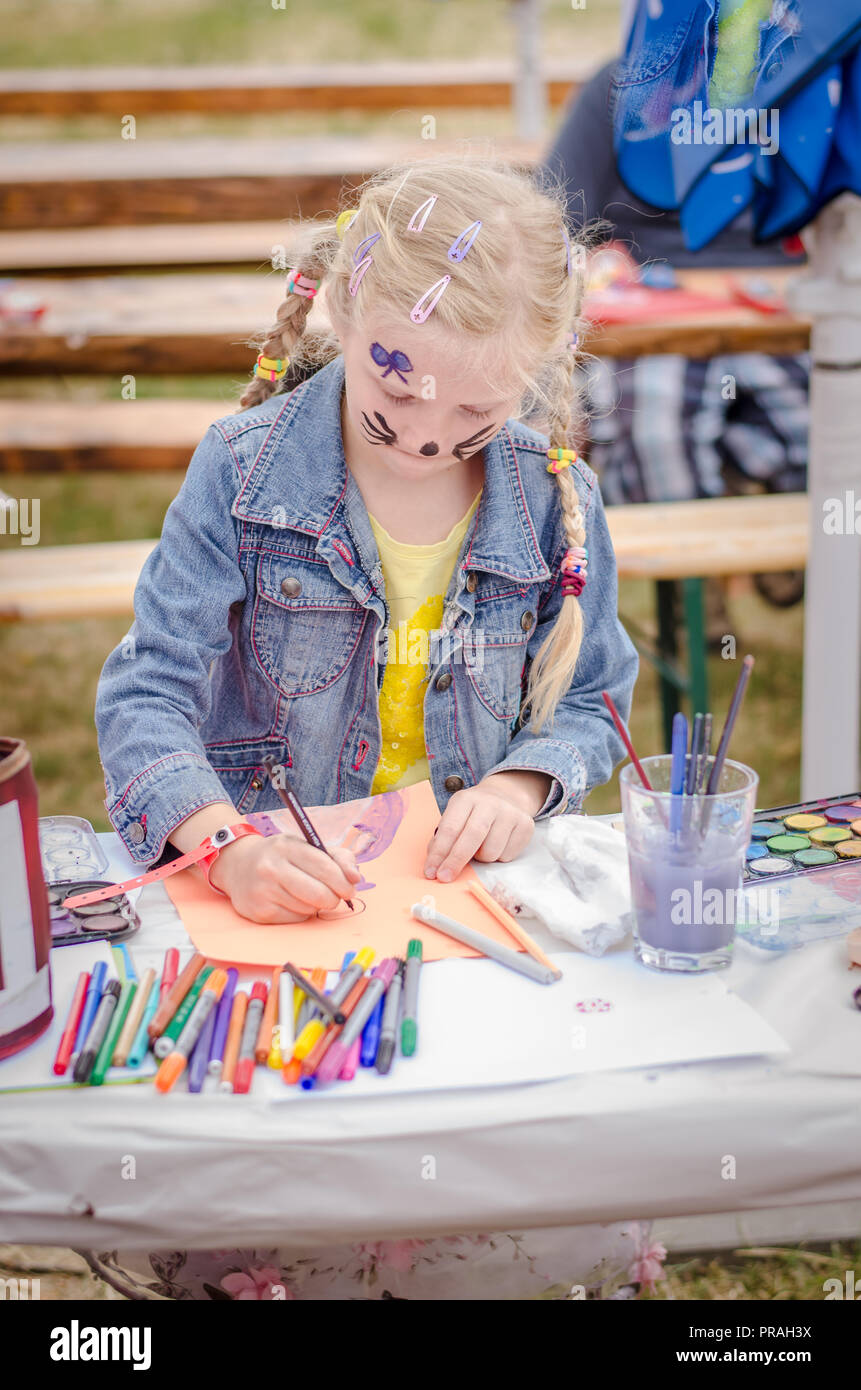 Child and pencils hi-res stock photography and images - Alamy