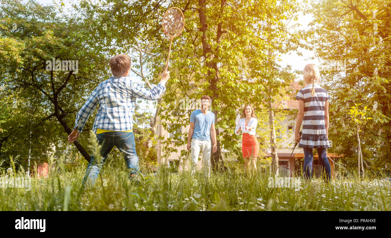 Family playing badminton hi-res stock photography and images - Alamy