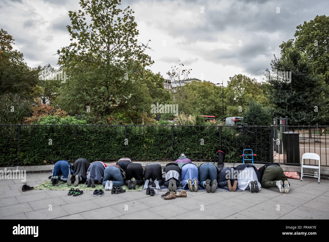 London, UK. 30th September, 2018. Muslims take noon-prayers on Sunday ...